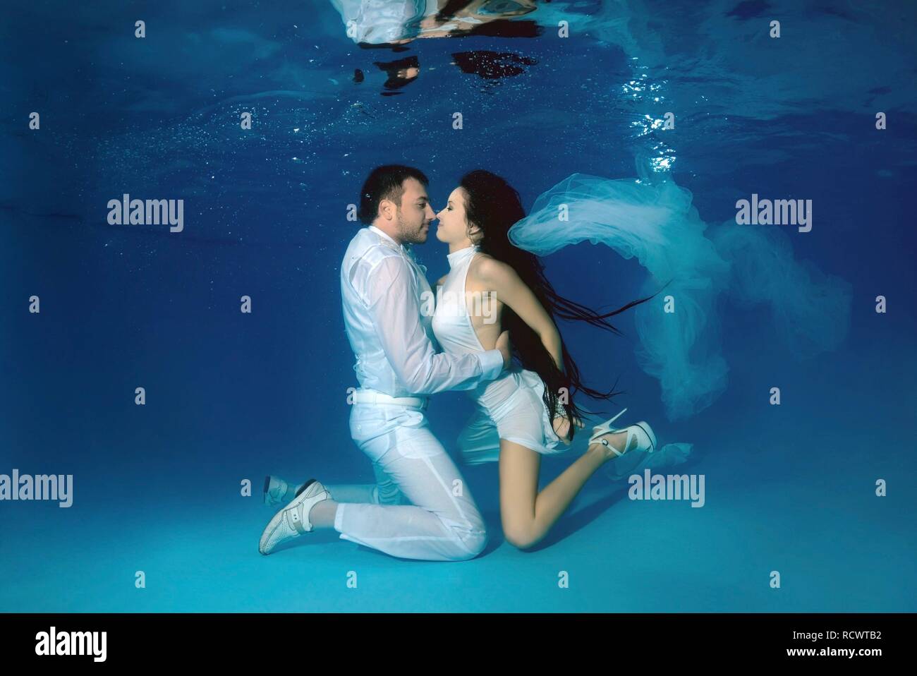 Bride and groom, underwater wedding in a pool Stock Photo - Alamy