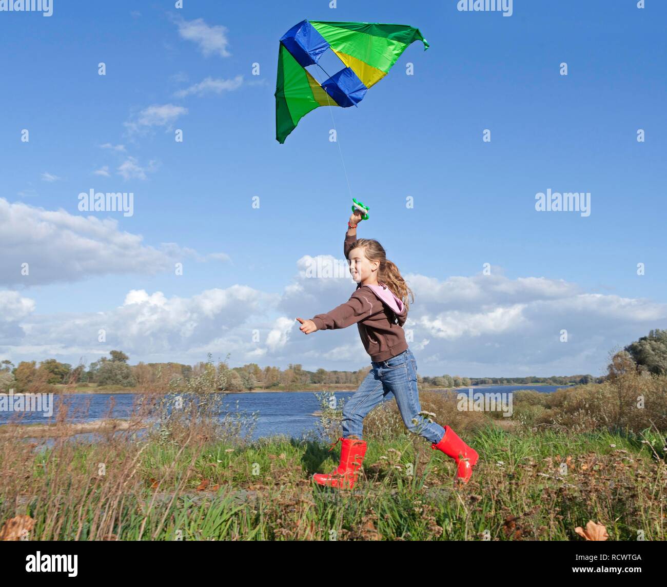 Girl flying a kite, kiteflying, Hitzacker, Lower Saxony Stock Photo - Alamy