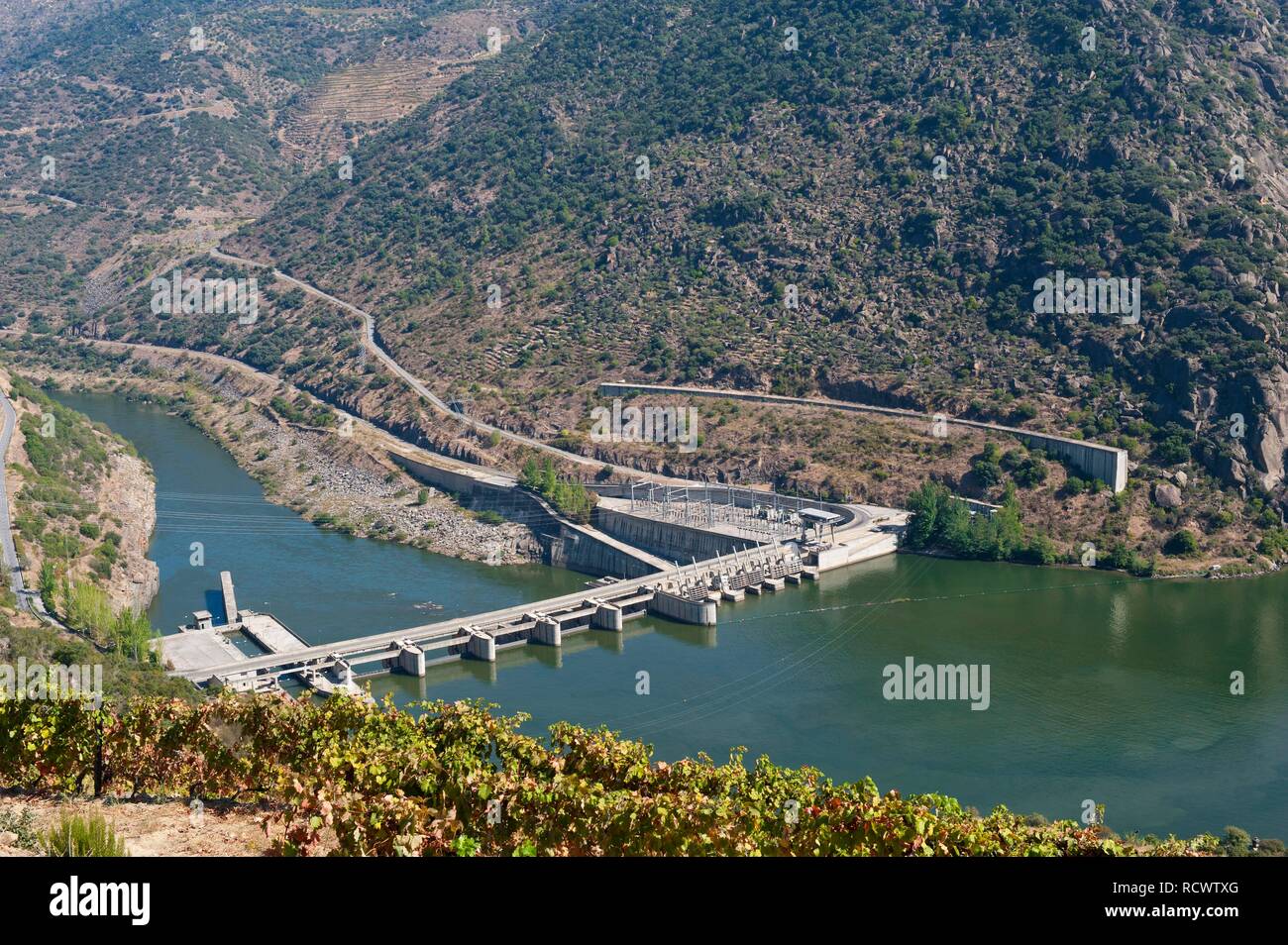 Valeira dam over the Douro river, Alto Douro, Unesco World Heritage ...