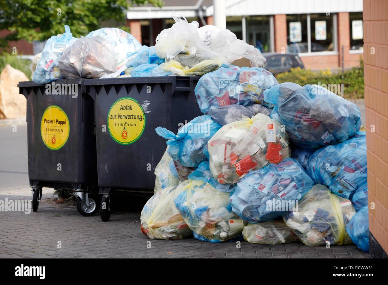 Mcdonald's rubbish garbage waste hi-res stock photography and images ...
