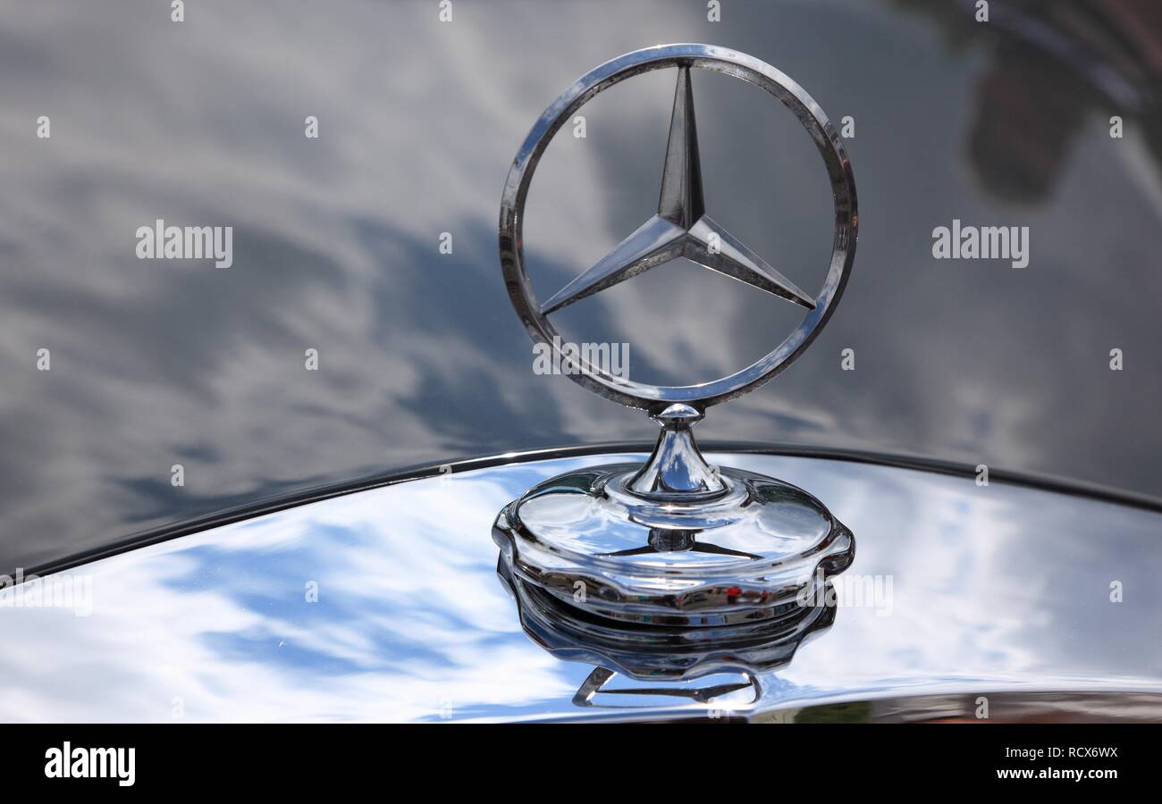 Mercedes star on a vintage car Stock Photo - Alamy