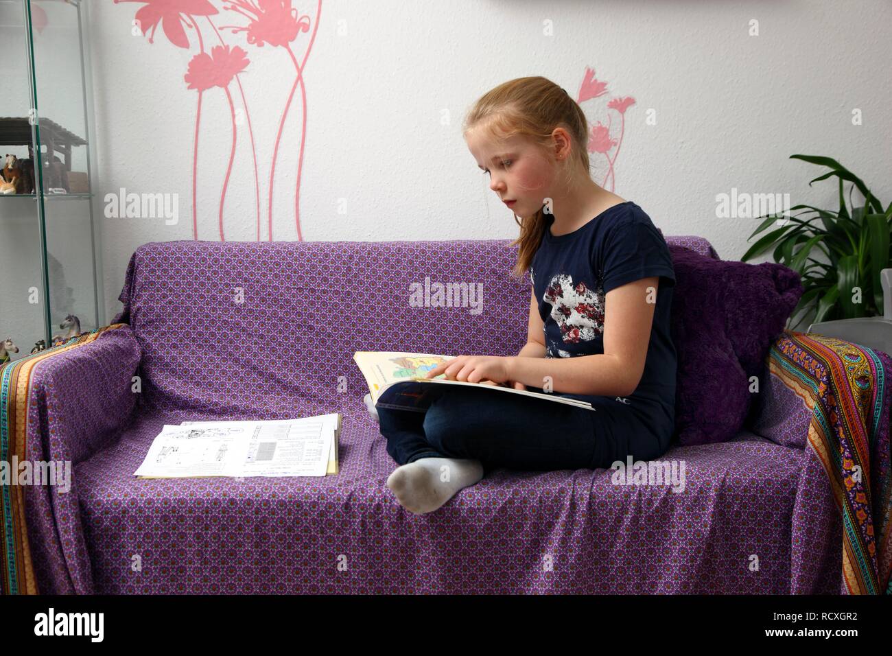 10 year old school girl hi-res stock photography and images - Alamy