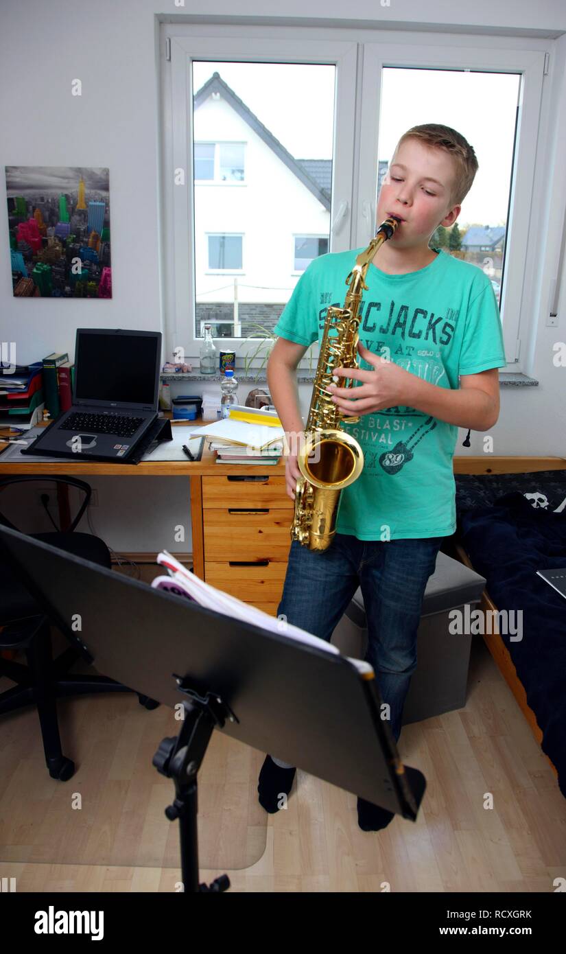 Children playing saxophone hi-res stock photography and images - Alamy