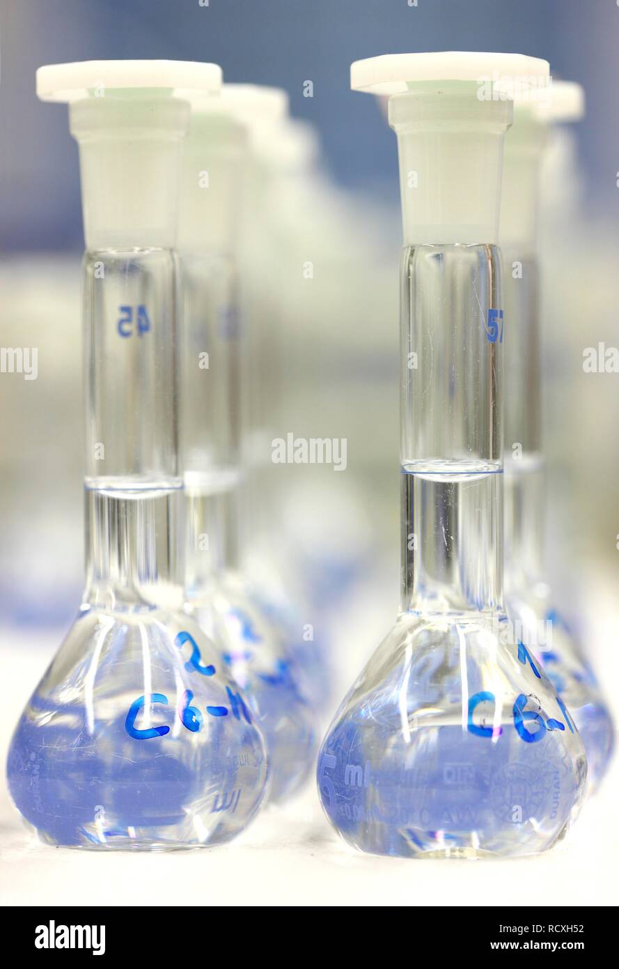 Apparatus containers lab laboratory hi-res stock photography and images ...