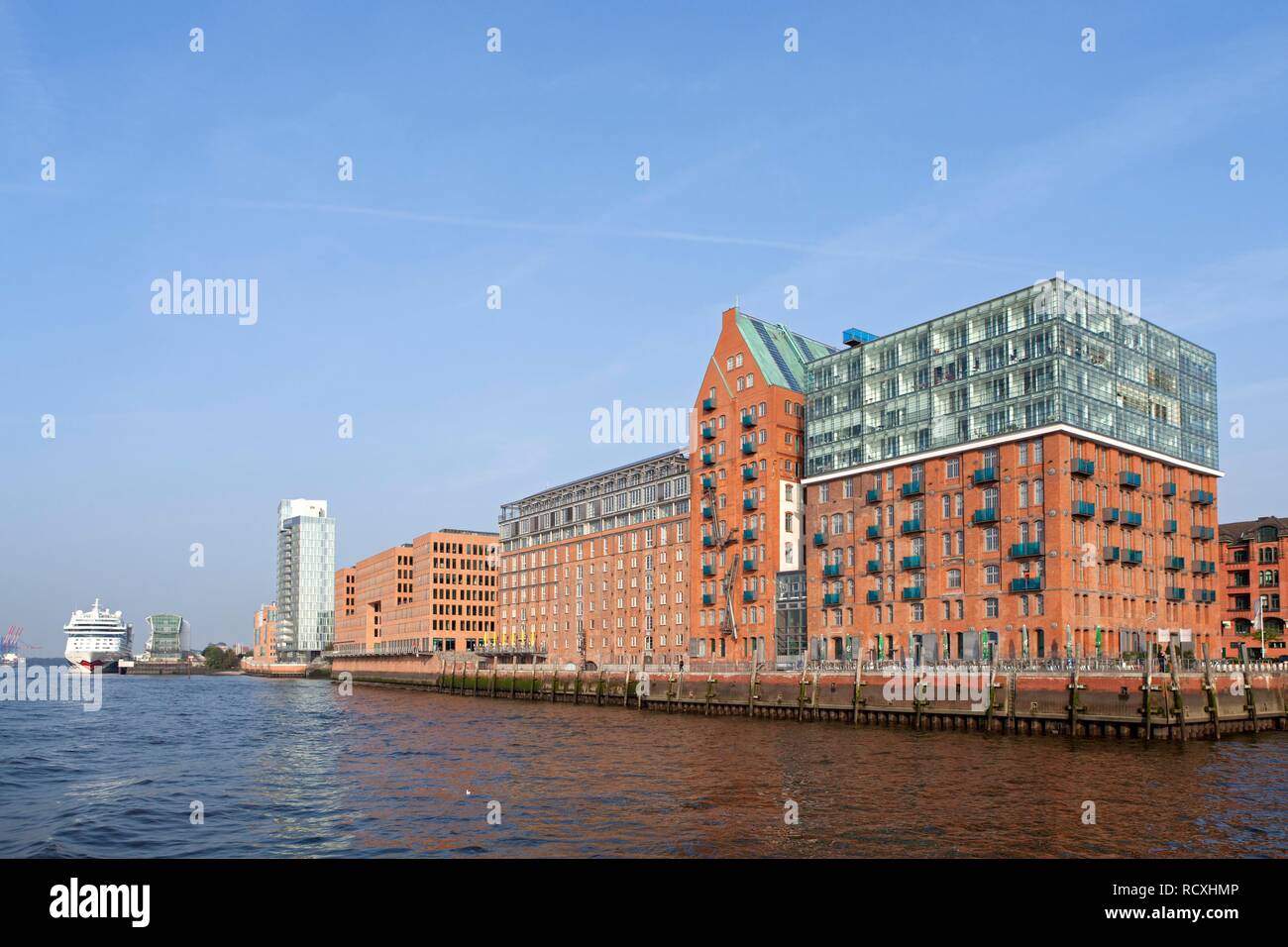 Harbour at hamburg hi-res stock photography and images - Alamy