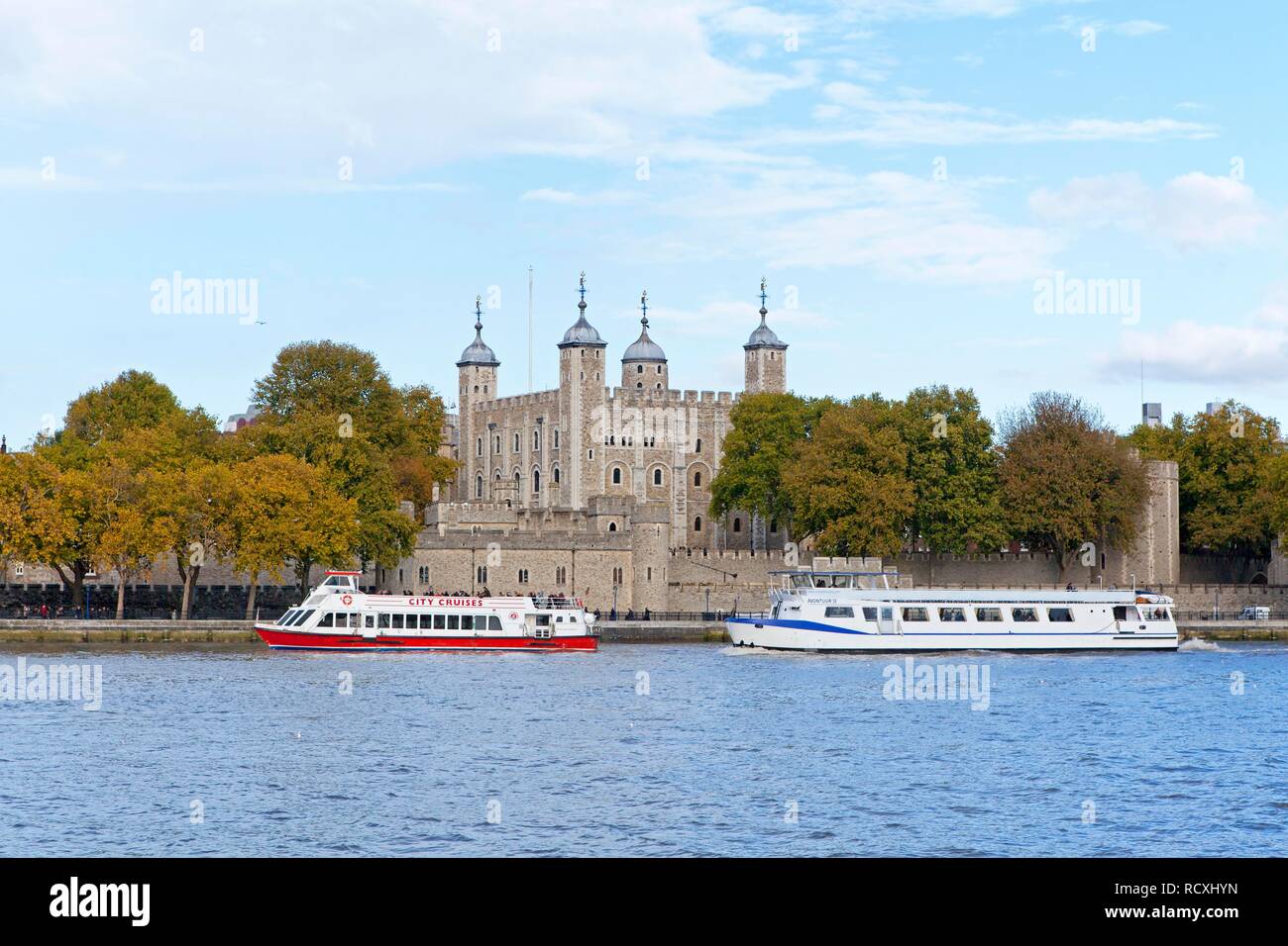 Medieval london ships hi-res stock photography and images - Alamy