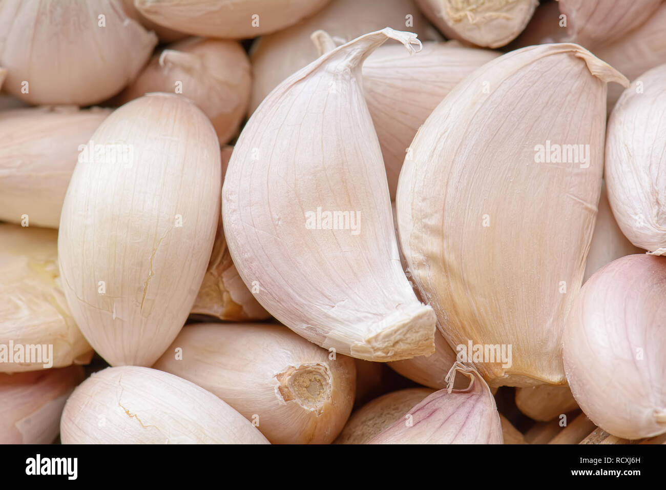 The garlic cloves at market, texture background Stock Photo - Alamy