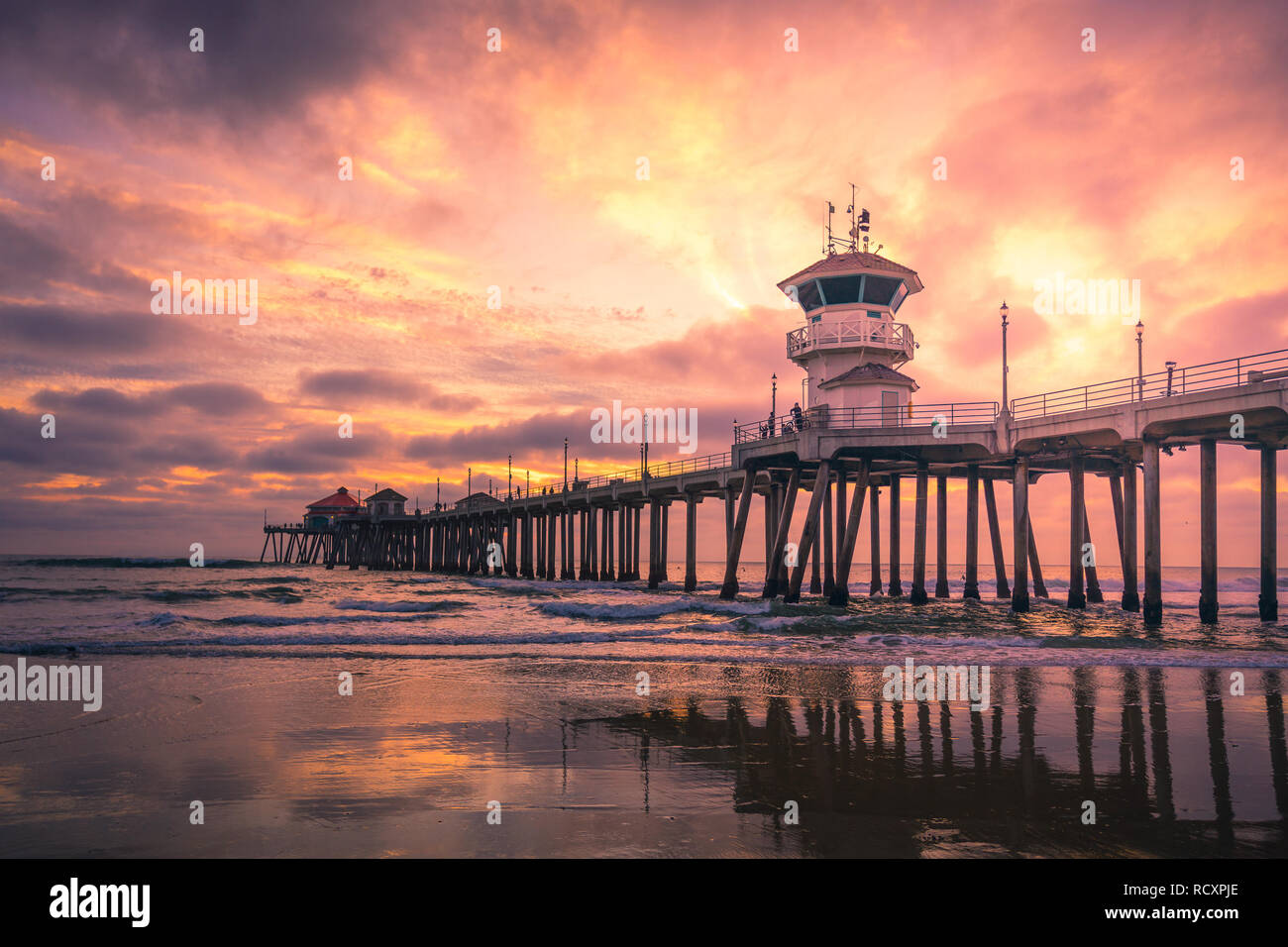 Huntington beach pier hi-res stock photography and images - Alamy