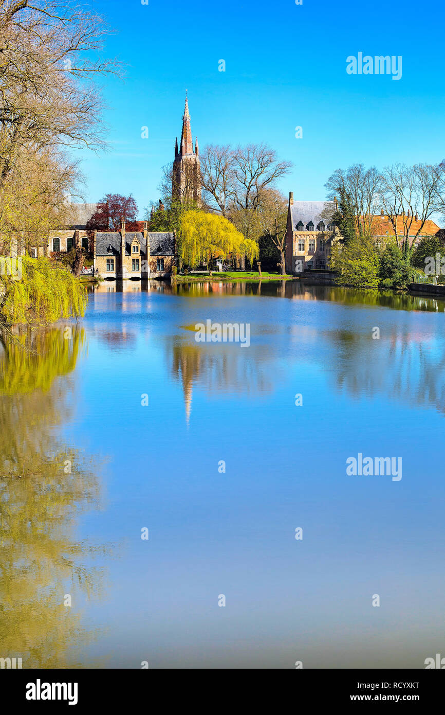Minnewater lake panorama, reflection of gothic Flemish style house ...