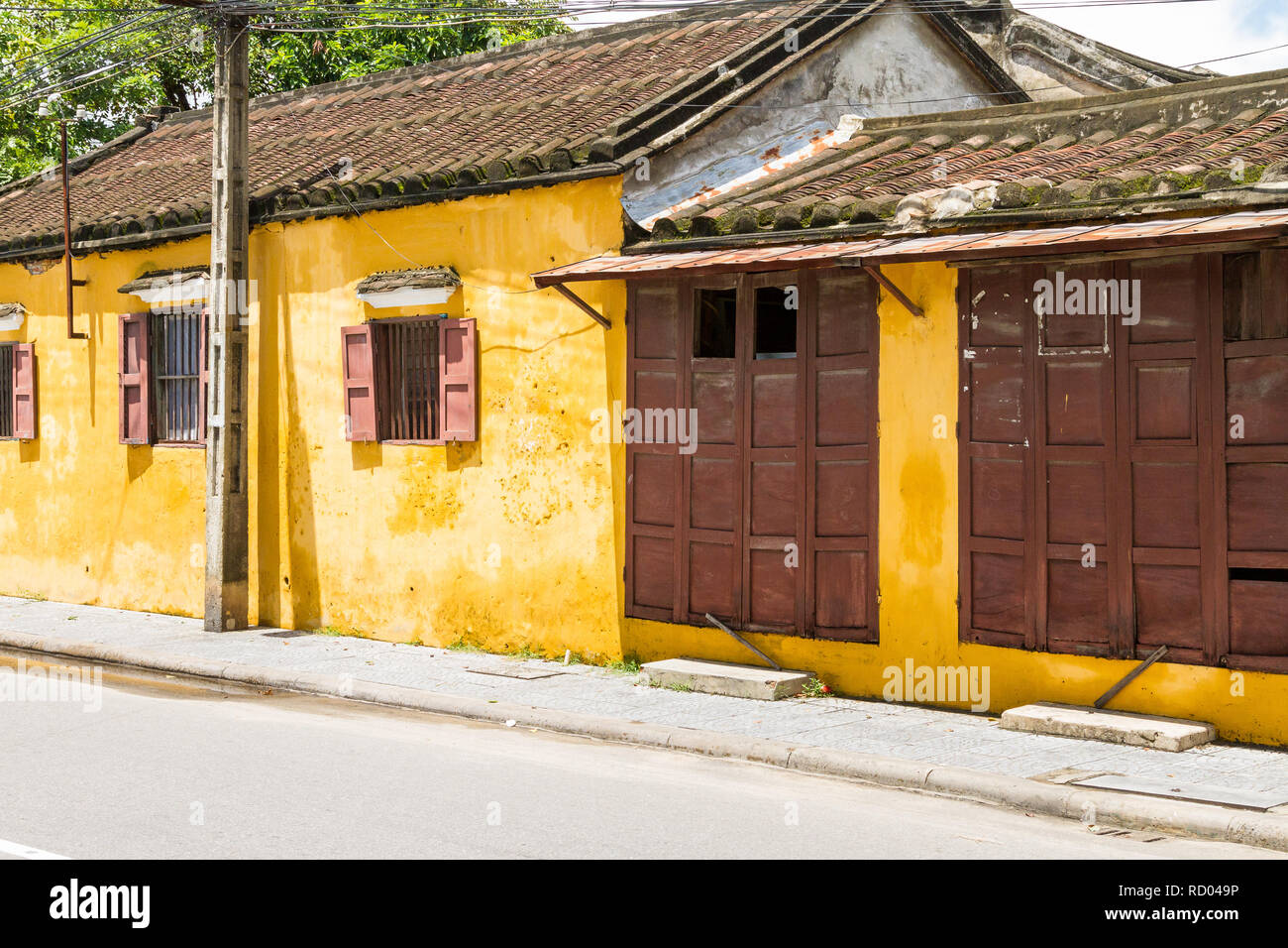 Bright yellow house hi-res stock photography and images - Alamy