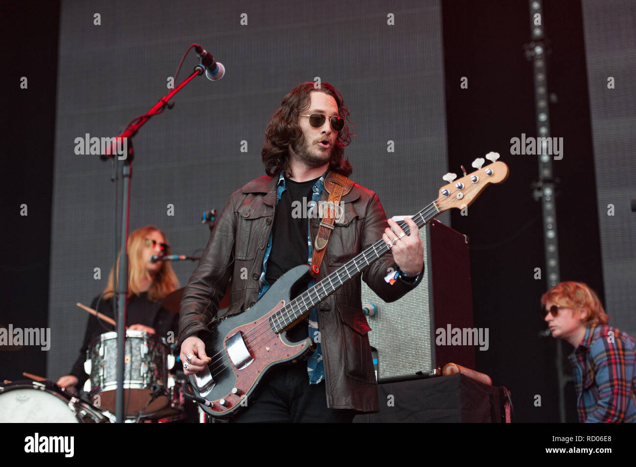 Band Stage Audience Dancing Stock Photos & Band Stage Audience Dancing ...