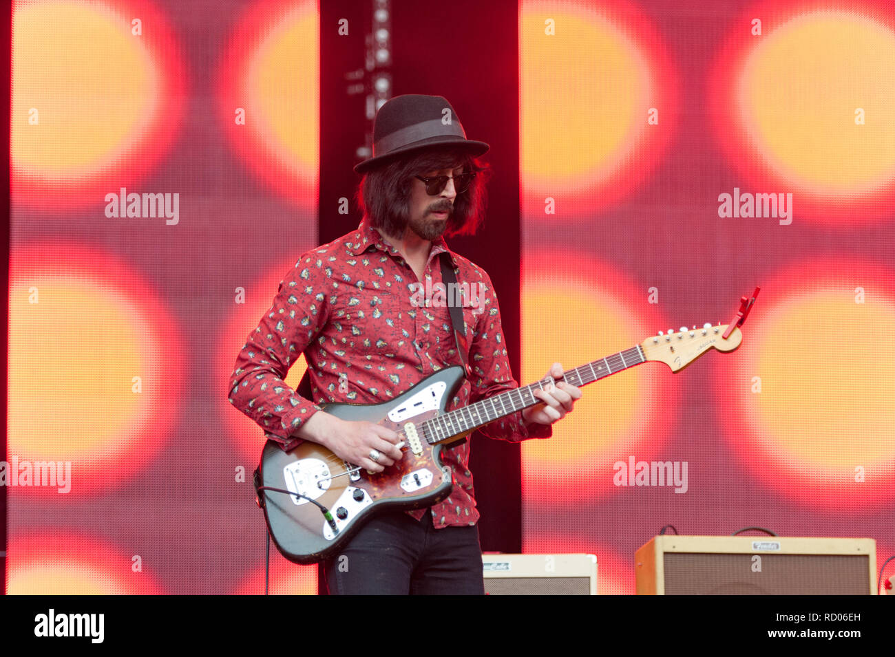 Band stage audience dancing hi-res stock photography and images - Alamy