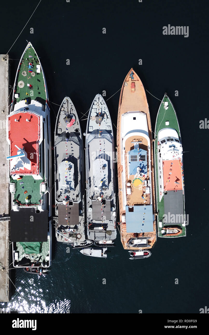 Aerial view of docked ships hi-res stock photography and images - Alamy