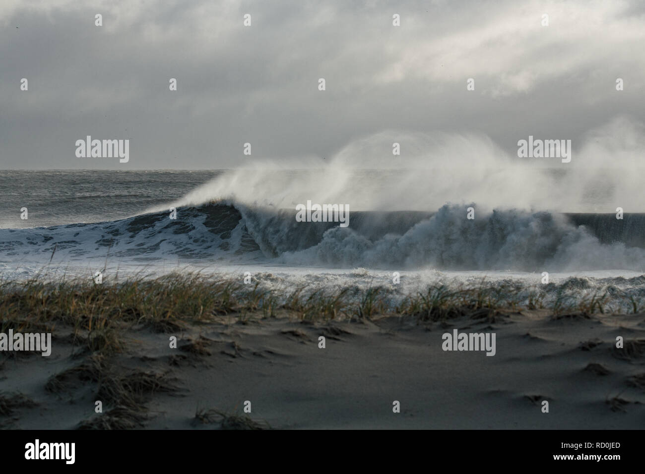 Atlantic breaking ocean waves hi-res stock photography and images - Alamy