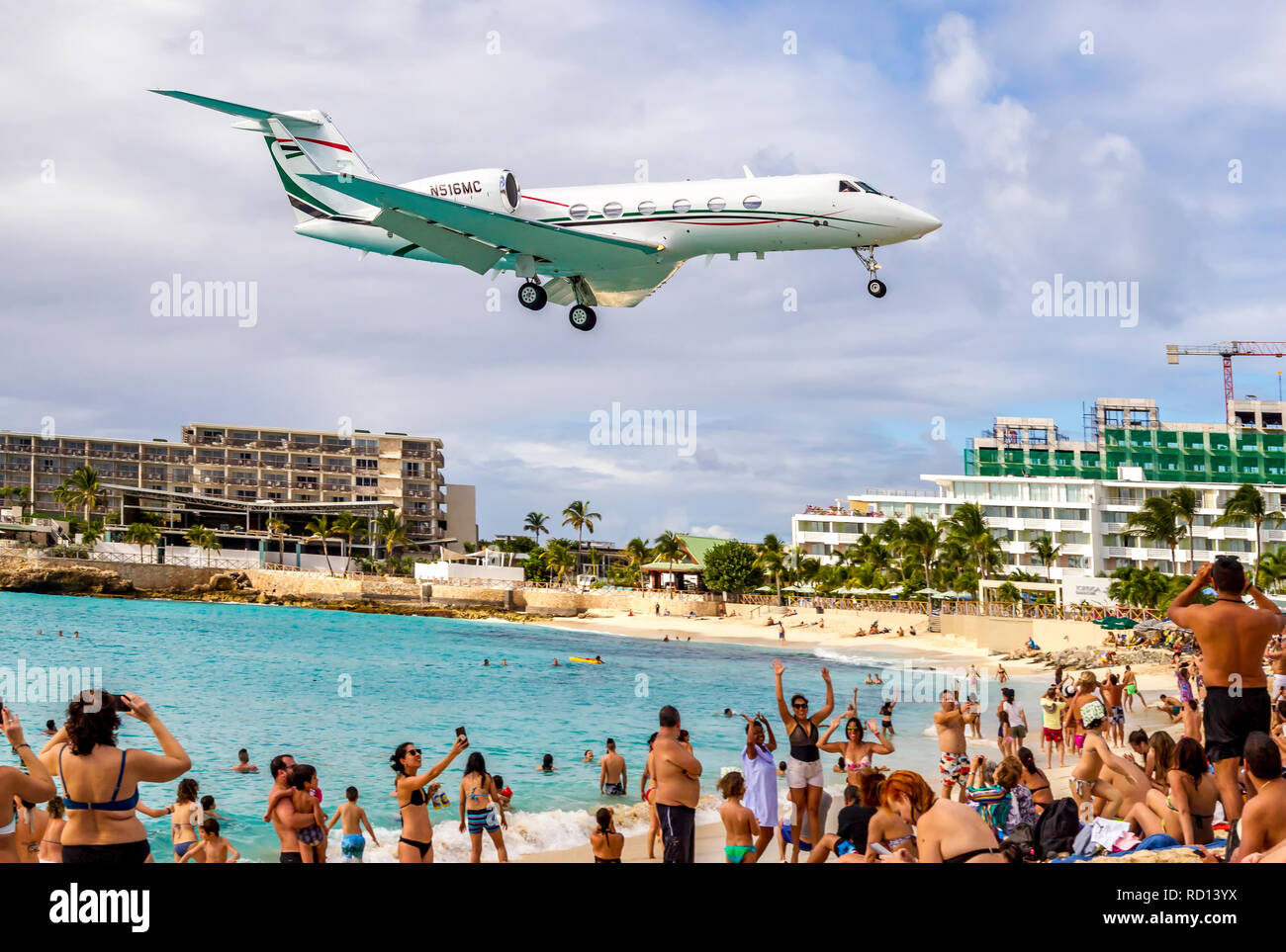 N516MC Private Jet a Gulfstream Aerospace flying in low over Moho bay ...