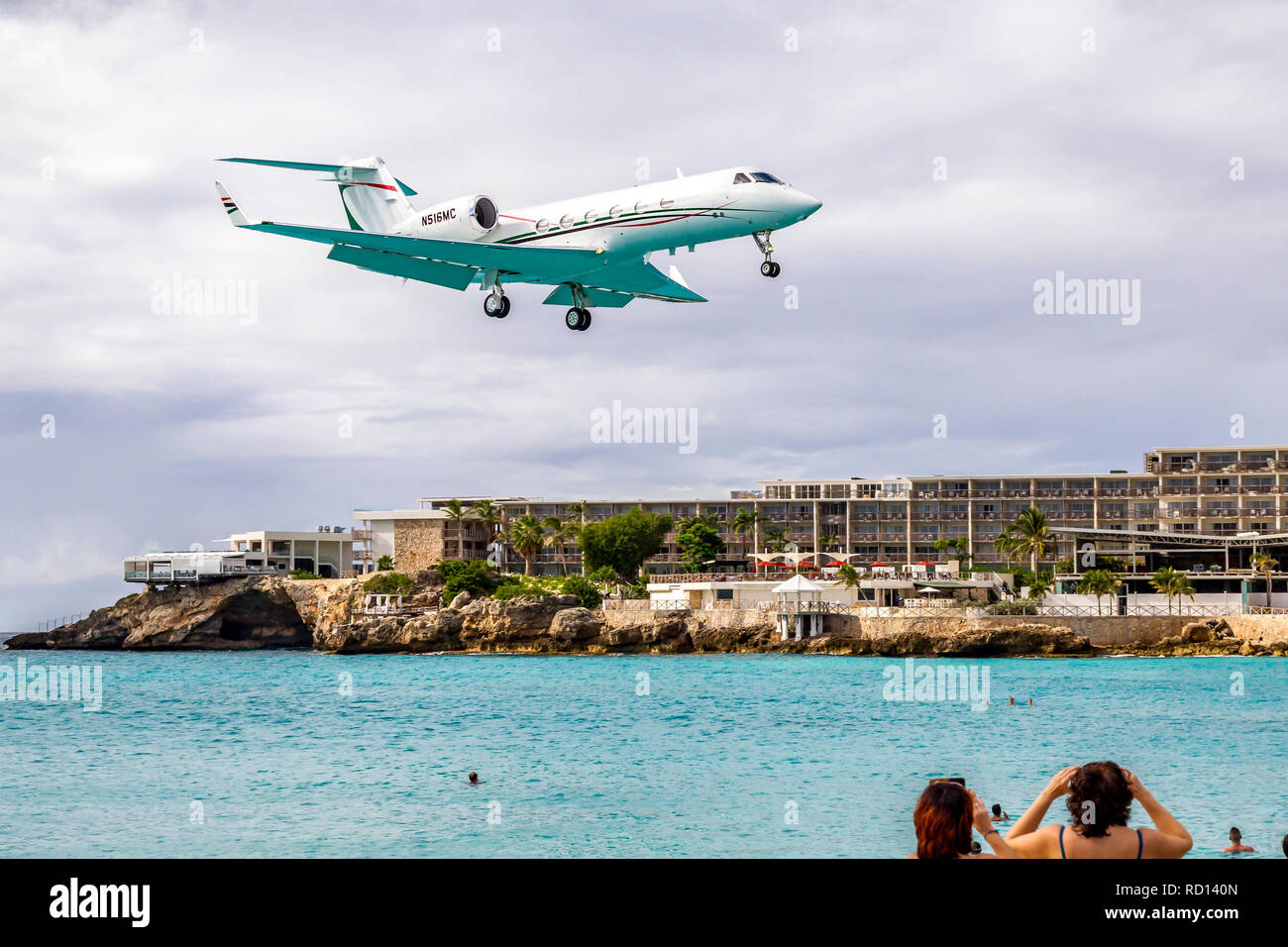 N516MC Private Jet a Gulfstream Aerospace flying in low over Moho bay ...