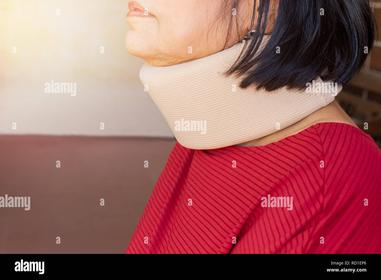 Woman wearing neck brace hi-res stock photography and images - Alamy