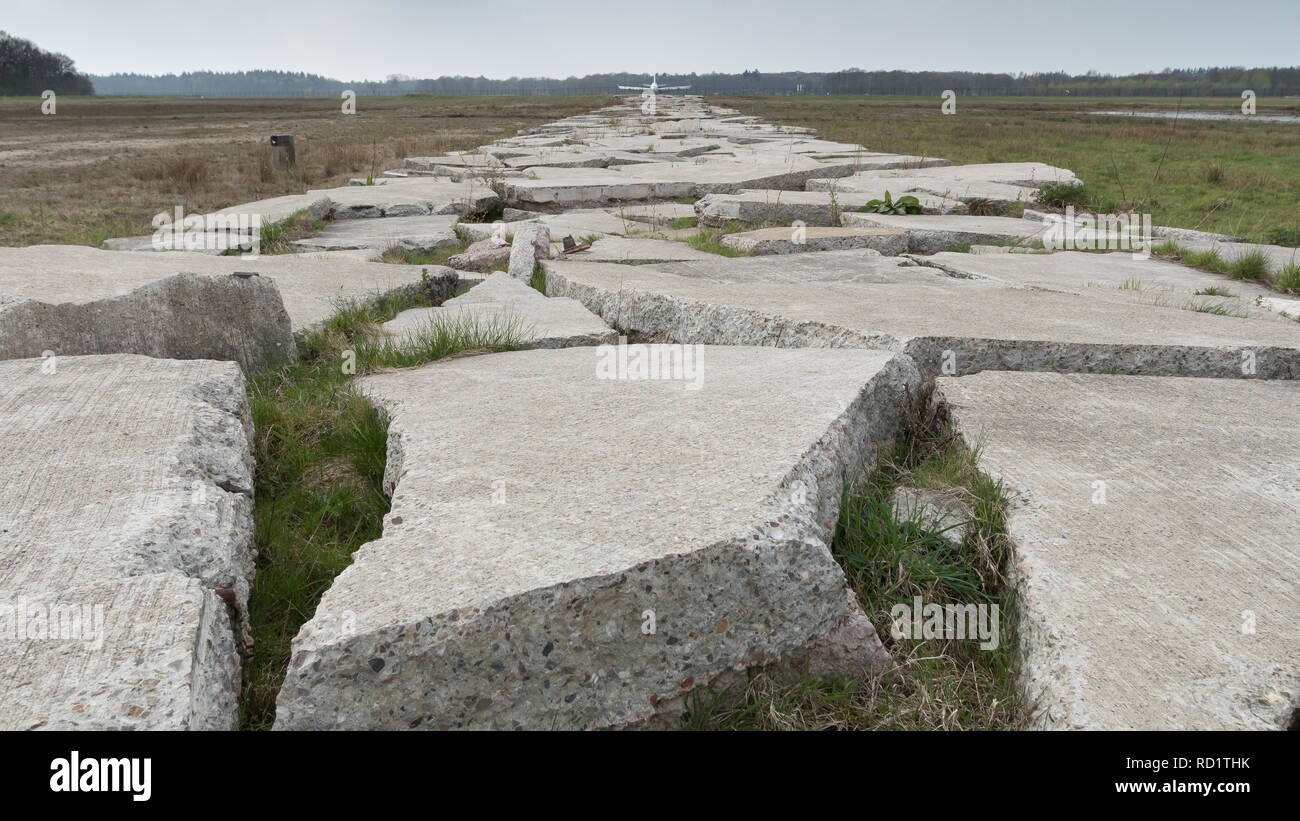 Broken aircraft hi-res stock photography and images - Alamy