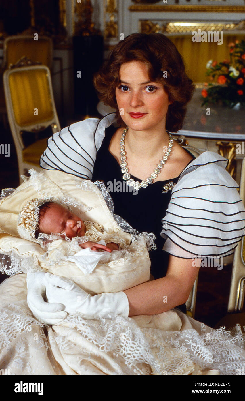Fürstin Gloria bei der Taufe von Erbprinz Albert von Thurn und Taxis in ...