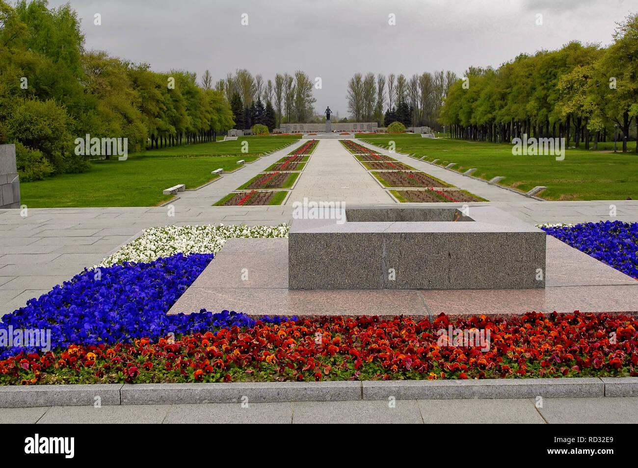 Saint-Petersburg, Russia - May 16, 2006: Piskarevskoe memorial cemetery ...