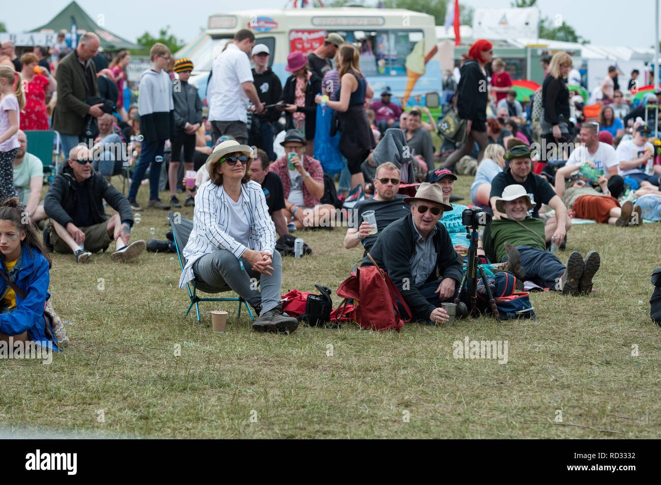 Chilling crowd hi-res stock photography and images - Alamy