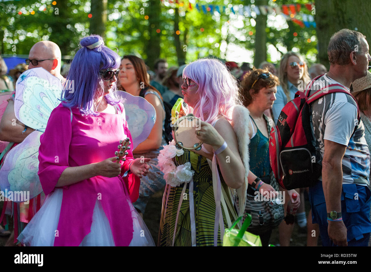 Women in the crowd hi-res stock photography and images - Alamy