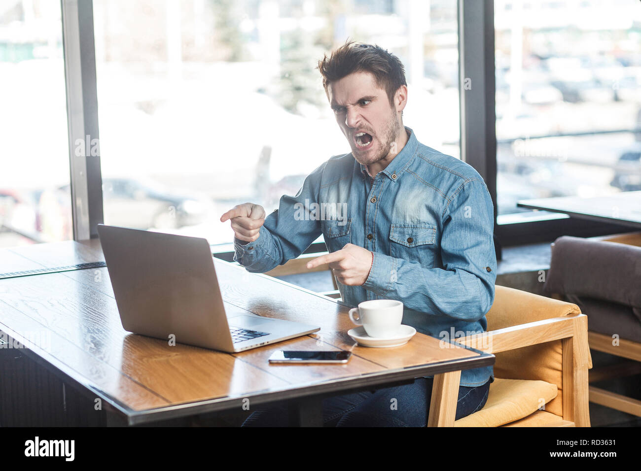 Angry boss computer hi-res stock photography and images - Alamy