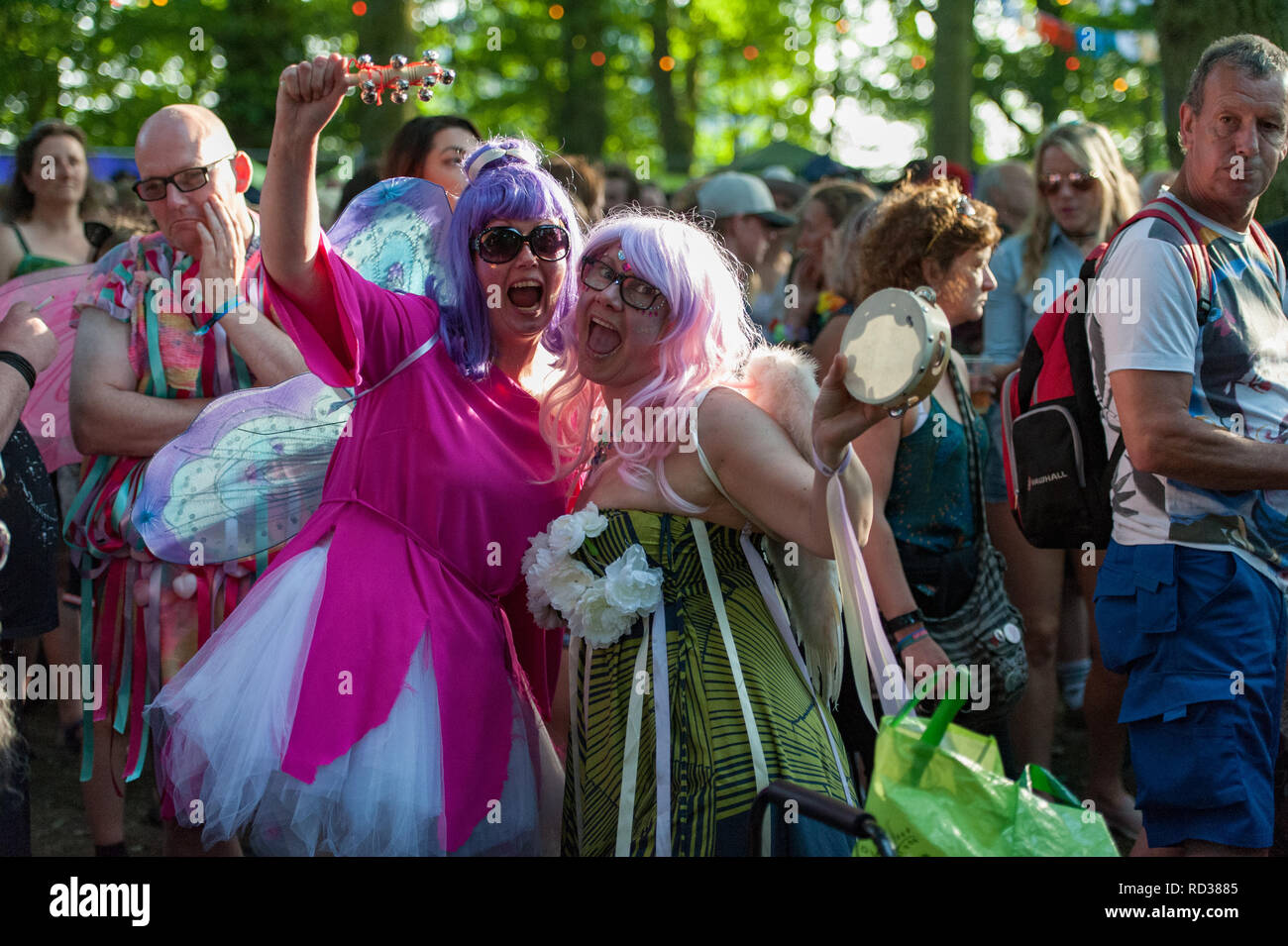 Women in the crowd hi-res stock photography and images - Alamy