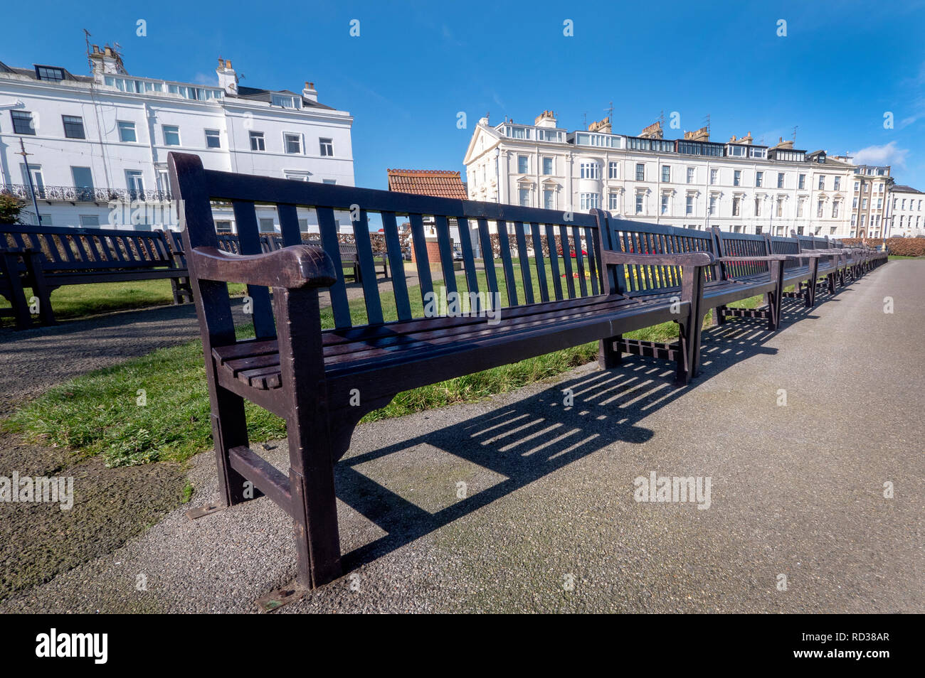 Public park benches hi-res stock photography and images - Alamy