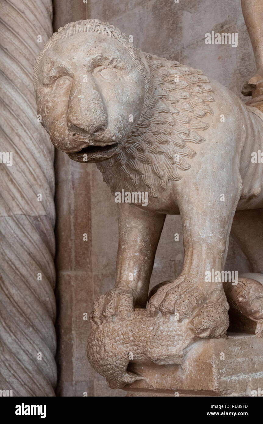 Roman lion statue hi-res stock photography and images - Alamy