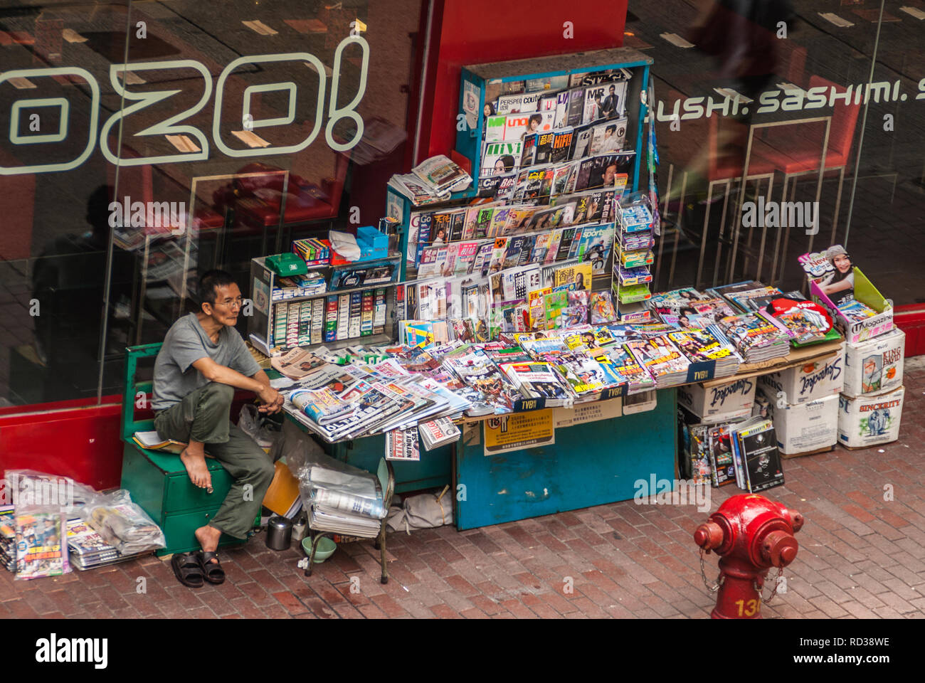 Newspaper stand hong kong hi-res stock photography and images - Alamy