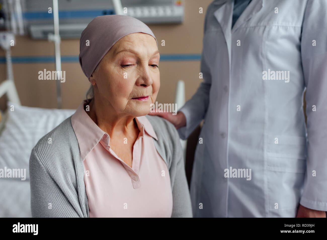 Doctor patient hospital cancer bed hi-res stock photography and images ...