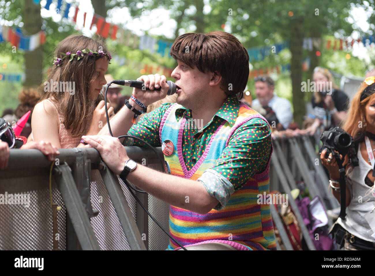 Scott Doonican crouching down singing to the crowd Stock Photo - Alamy