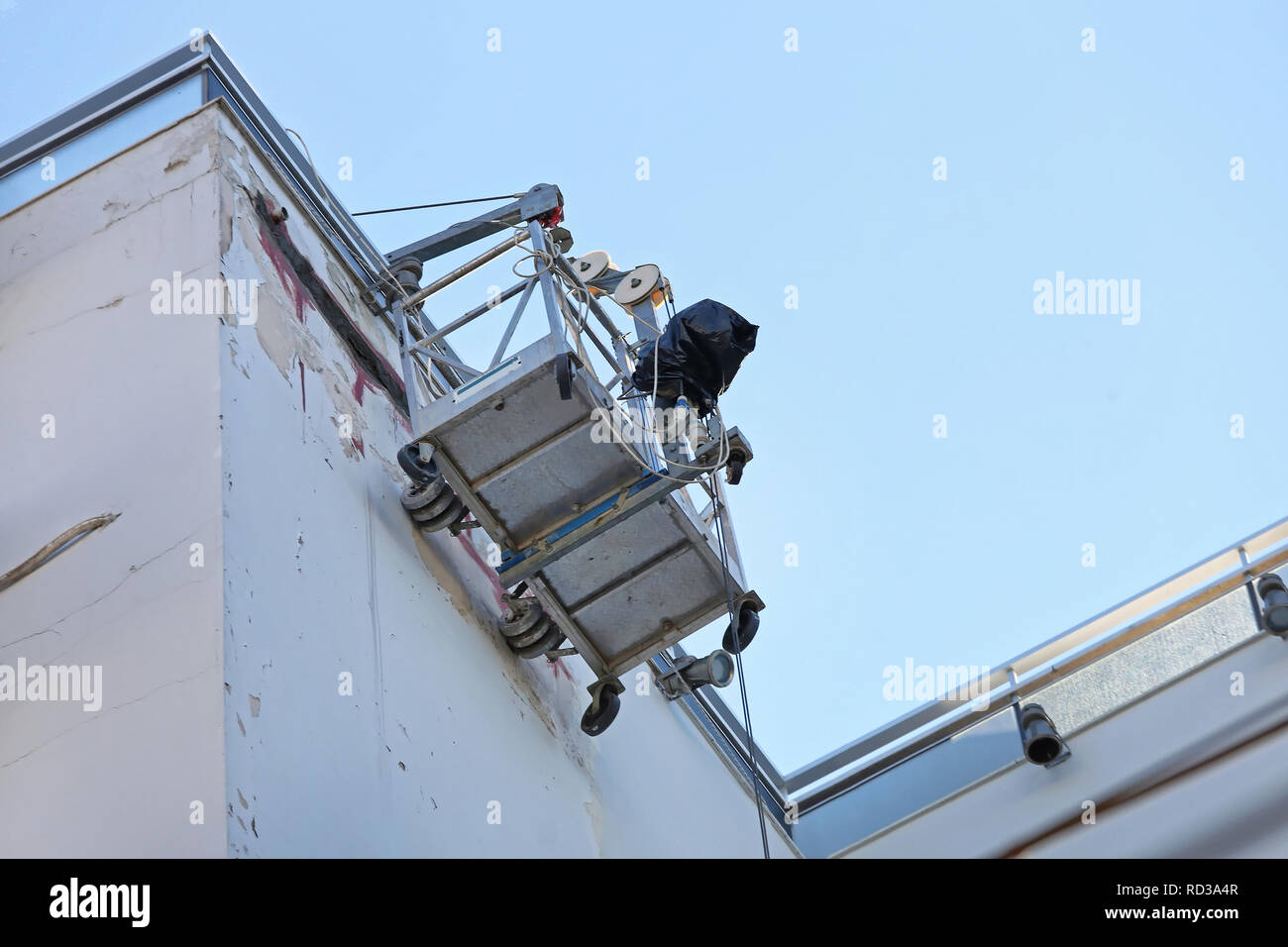 Suspended scaffold hi-res stock photography and images - Alamy
