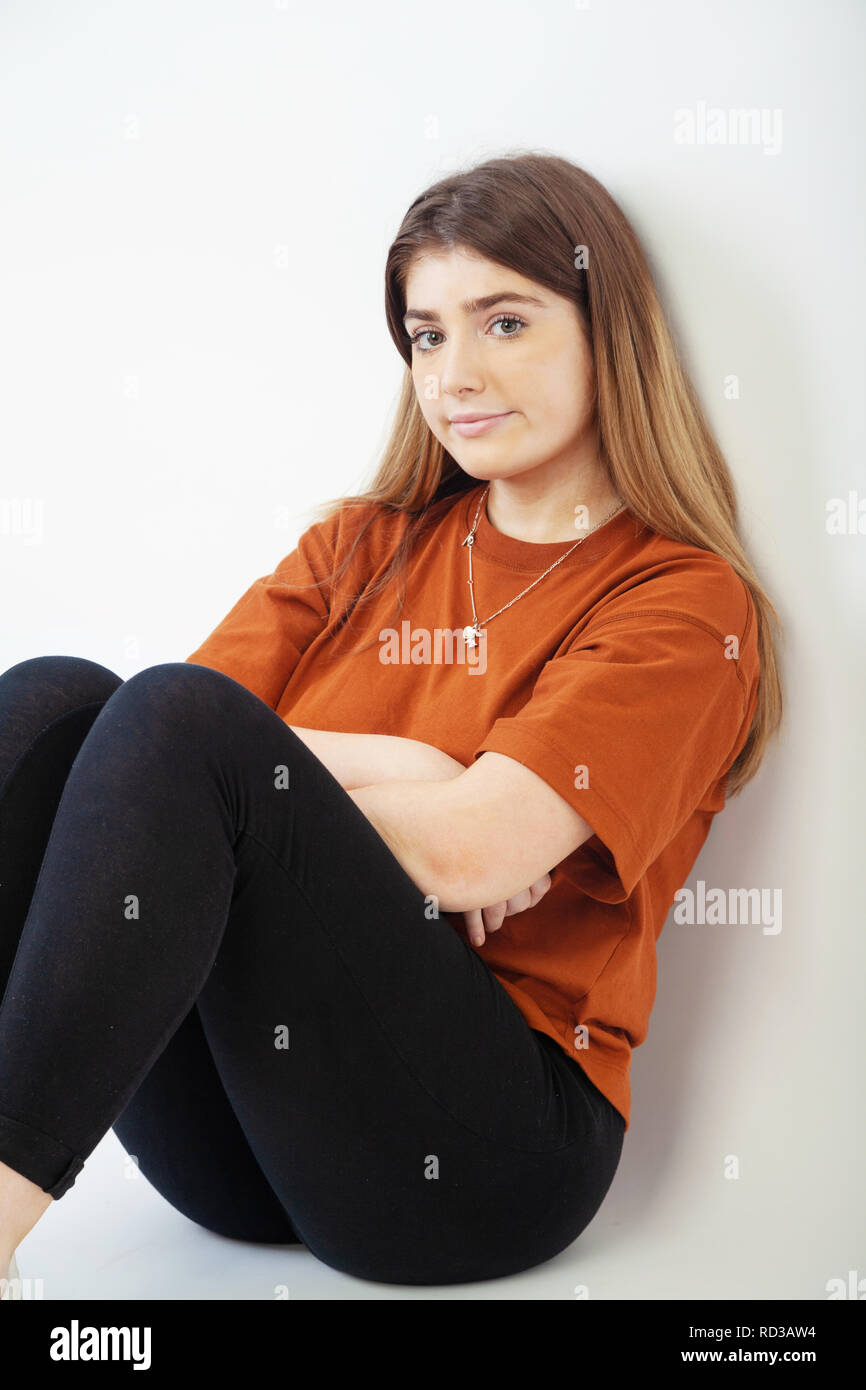 Girls sitting on a wall hi-res stock photography and images - Alamy