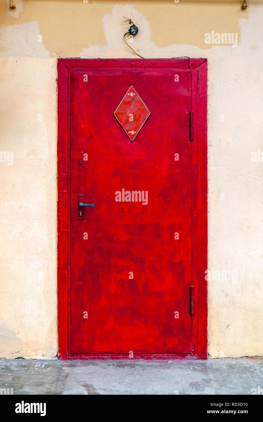 Close up of vintage wooden red door Stock Photo - Alamy