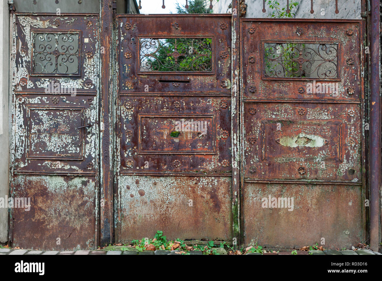 Front view of an old rusted gate Stock Photo - Alamy