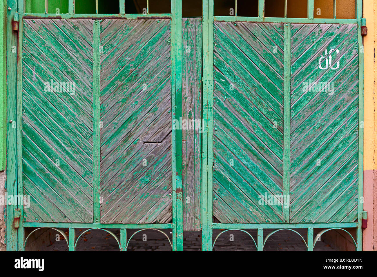 Front view of green gate Stock Photo - Alamy
