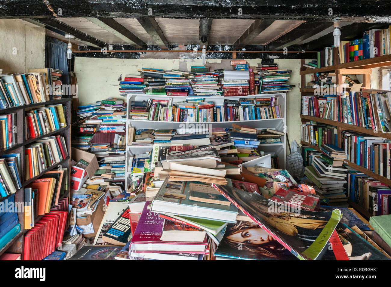Small bookshop hi-res stock photography and images - Alamy