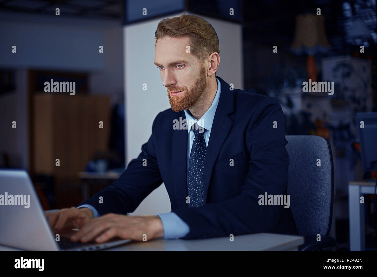 Male behind computer hi-res stock photography and images - Alamy