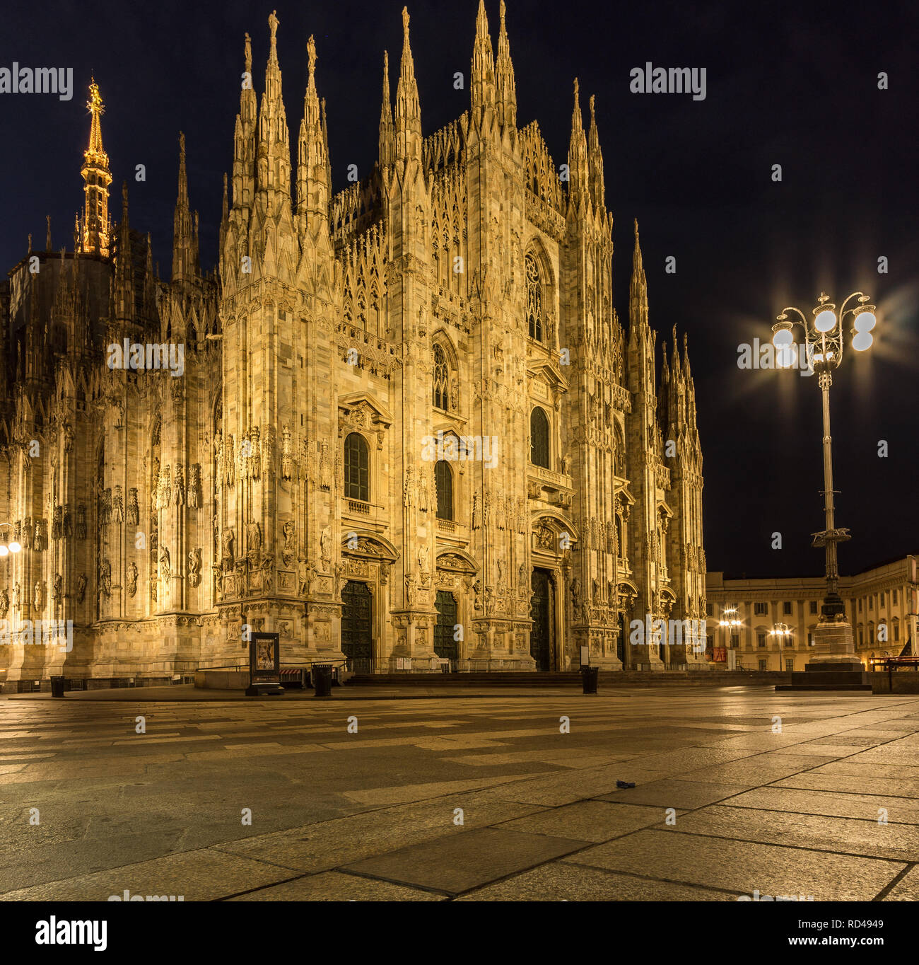 Milano piazza duomo cathedral hi-res stock photography and images - Alamy