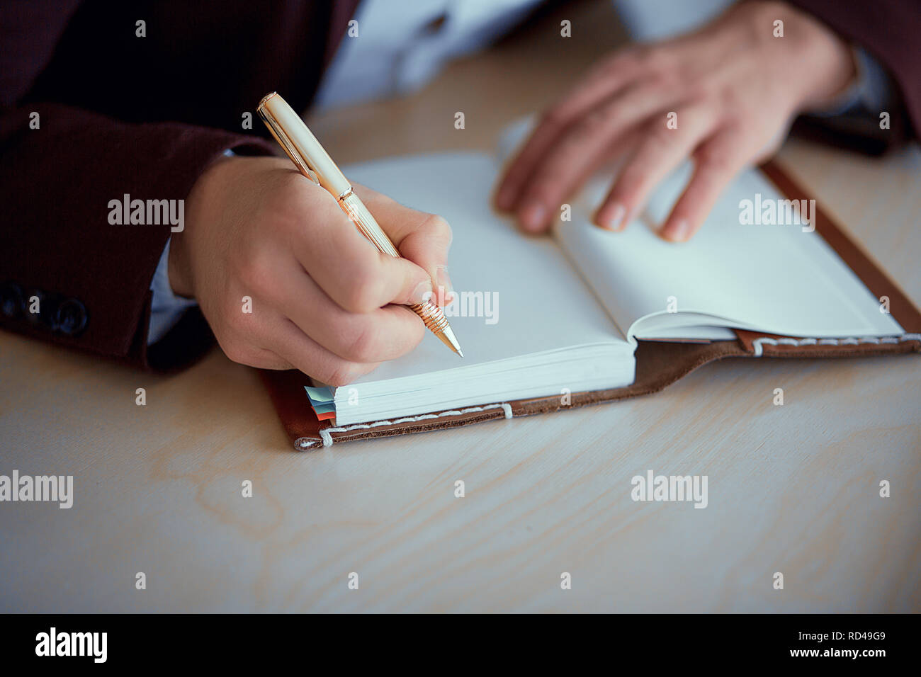 Journalist with a notebook hi-res stock photography and images - Alamy