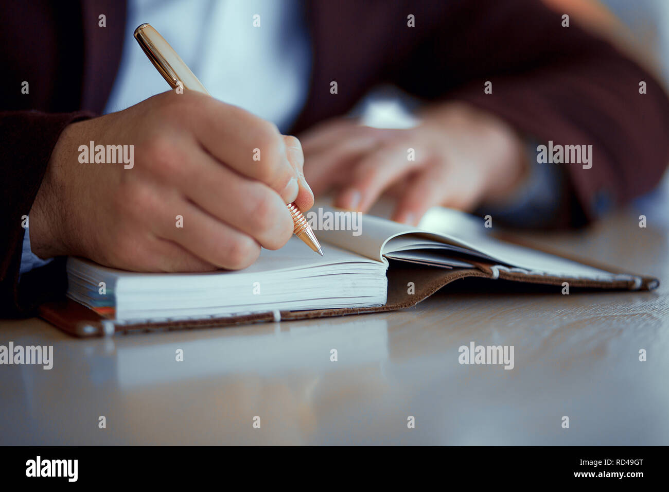Journalist with a notebook hi-res stock photography and images - Alamy