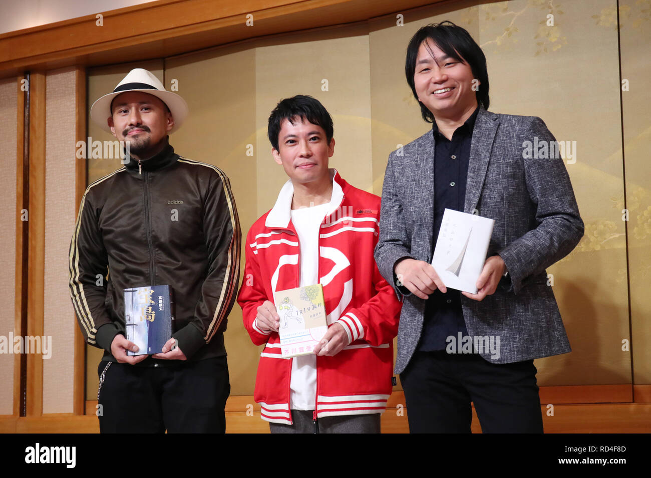 (L-R) The 160th Naoki Prize winner Junjo Shindo and the 160th Akutagawa ...