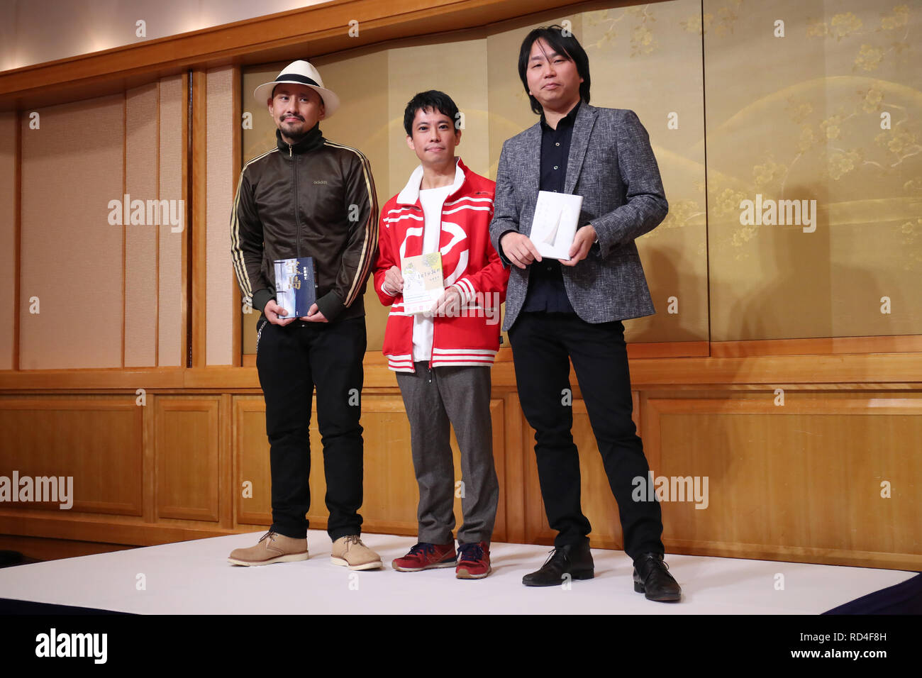 (L-R) The 160th Naoki Prize winner Junjo Shindo and the 160th Akutagawa ...