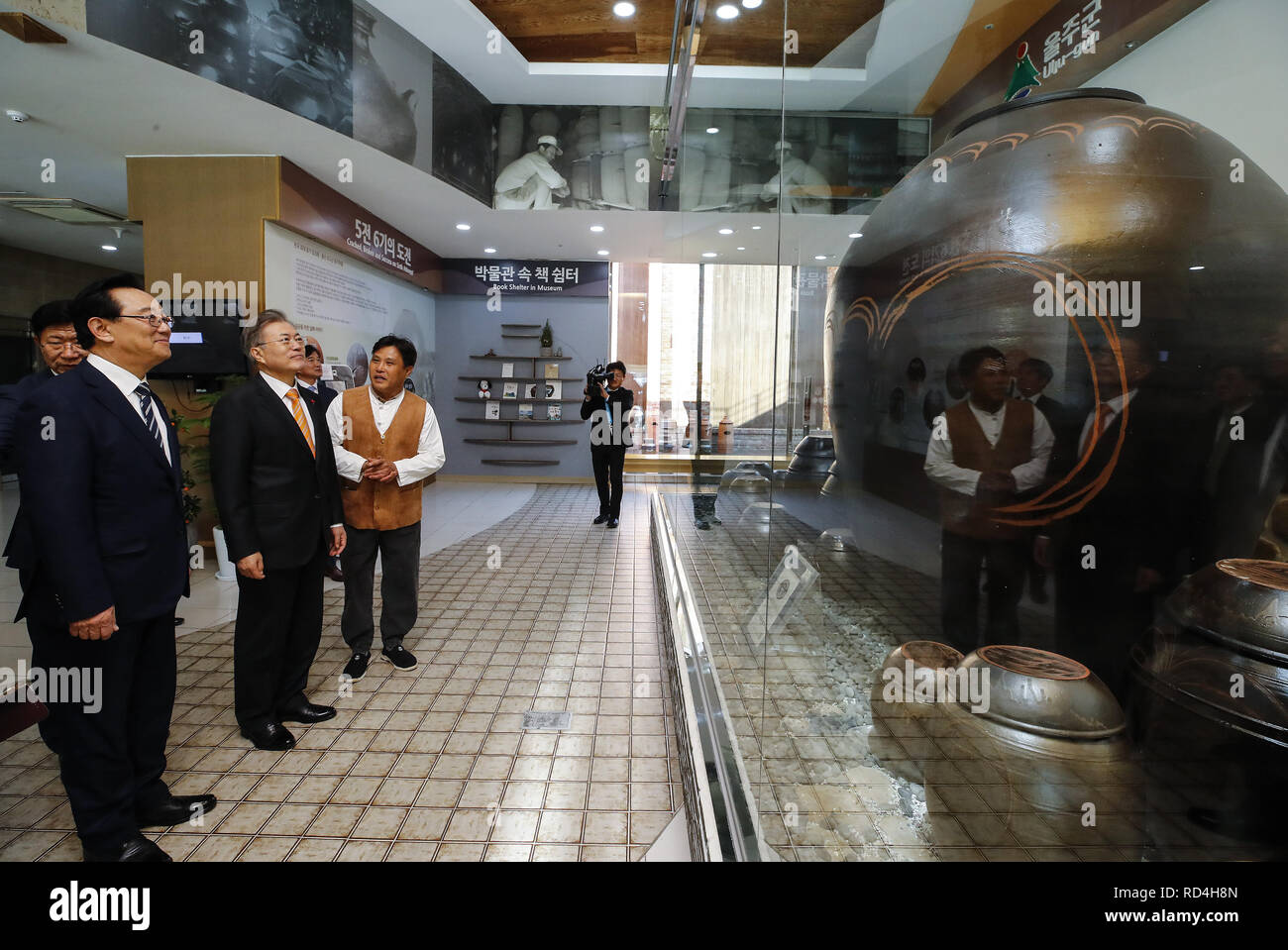 17th Jan, 2019. Moon tours village of 'onggi' pottery President Moon ...