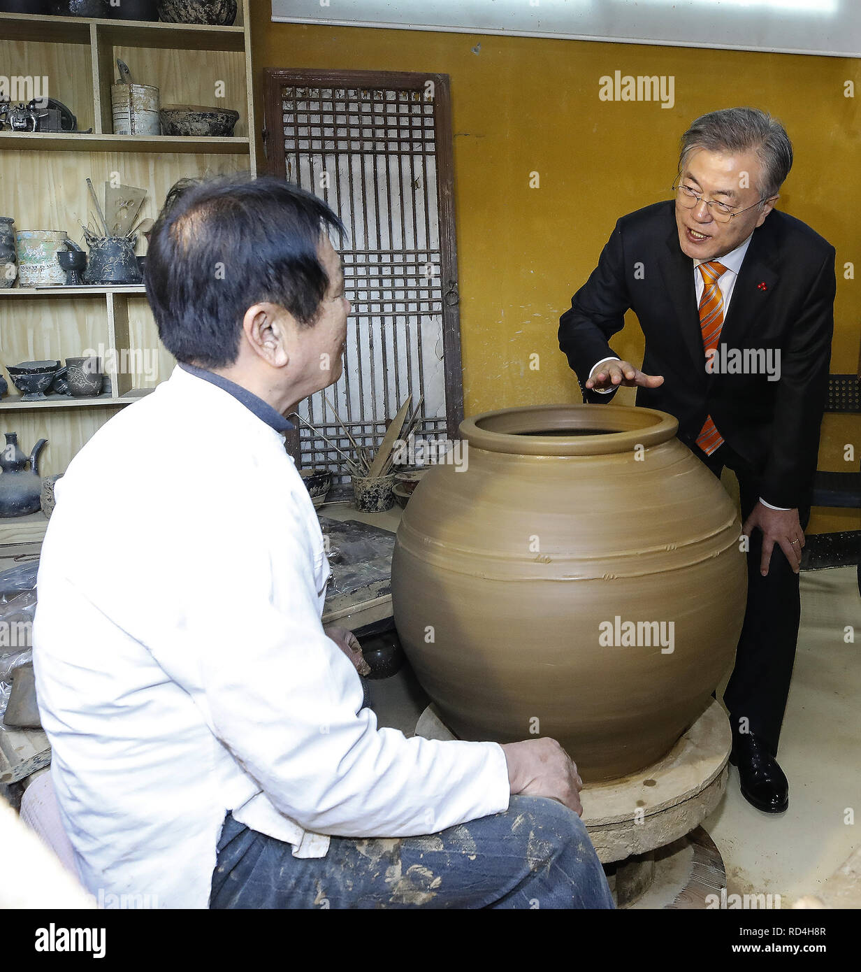 17th Jan, 2019. Moon tours village of 'onggi' pottery President Moon ...