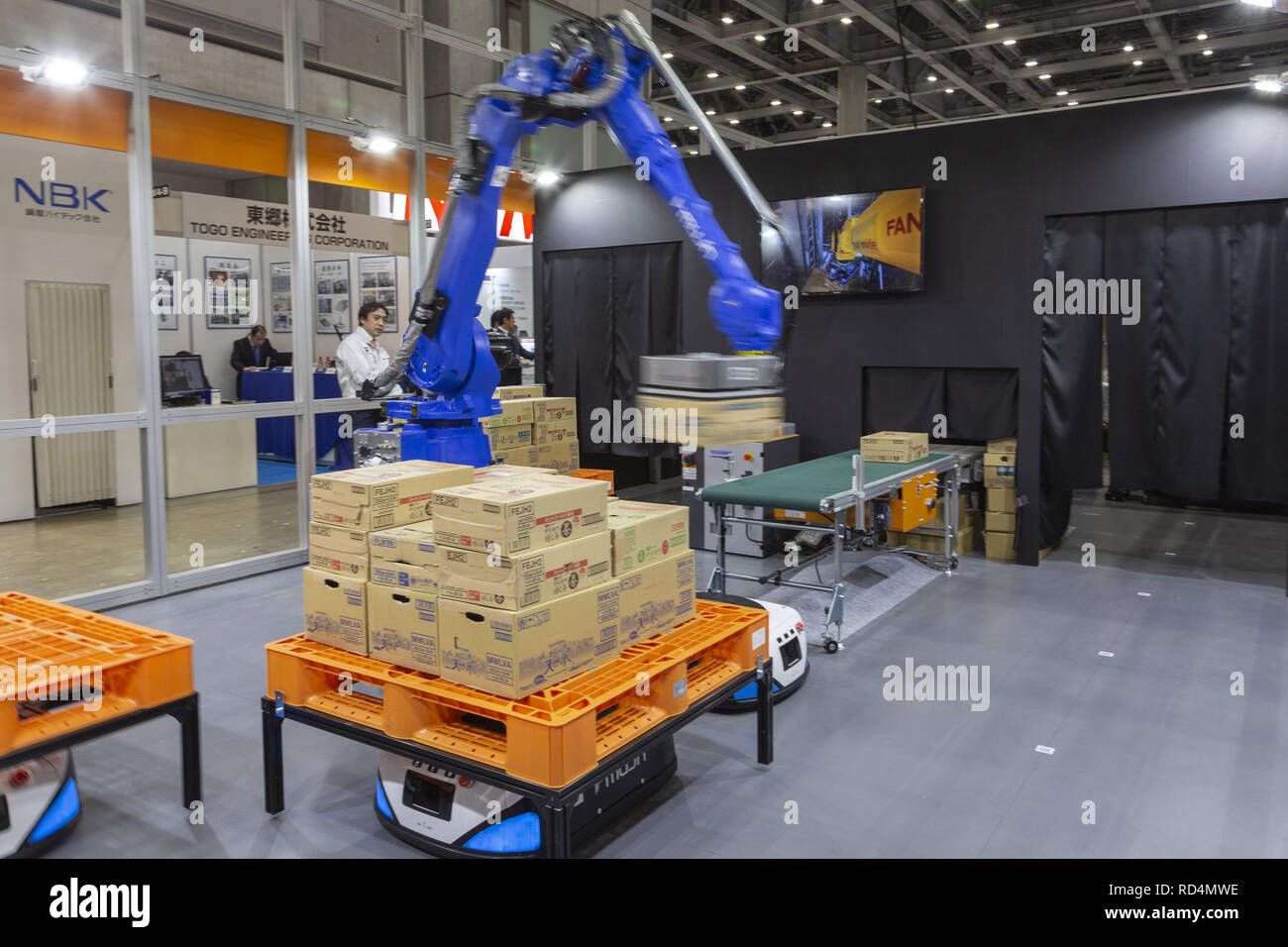 Tokyo, Japan. 17th Jan, 2019. A depalletizing robot performs during the RoboDEX at Tokyo Big ...