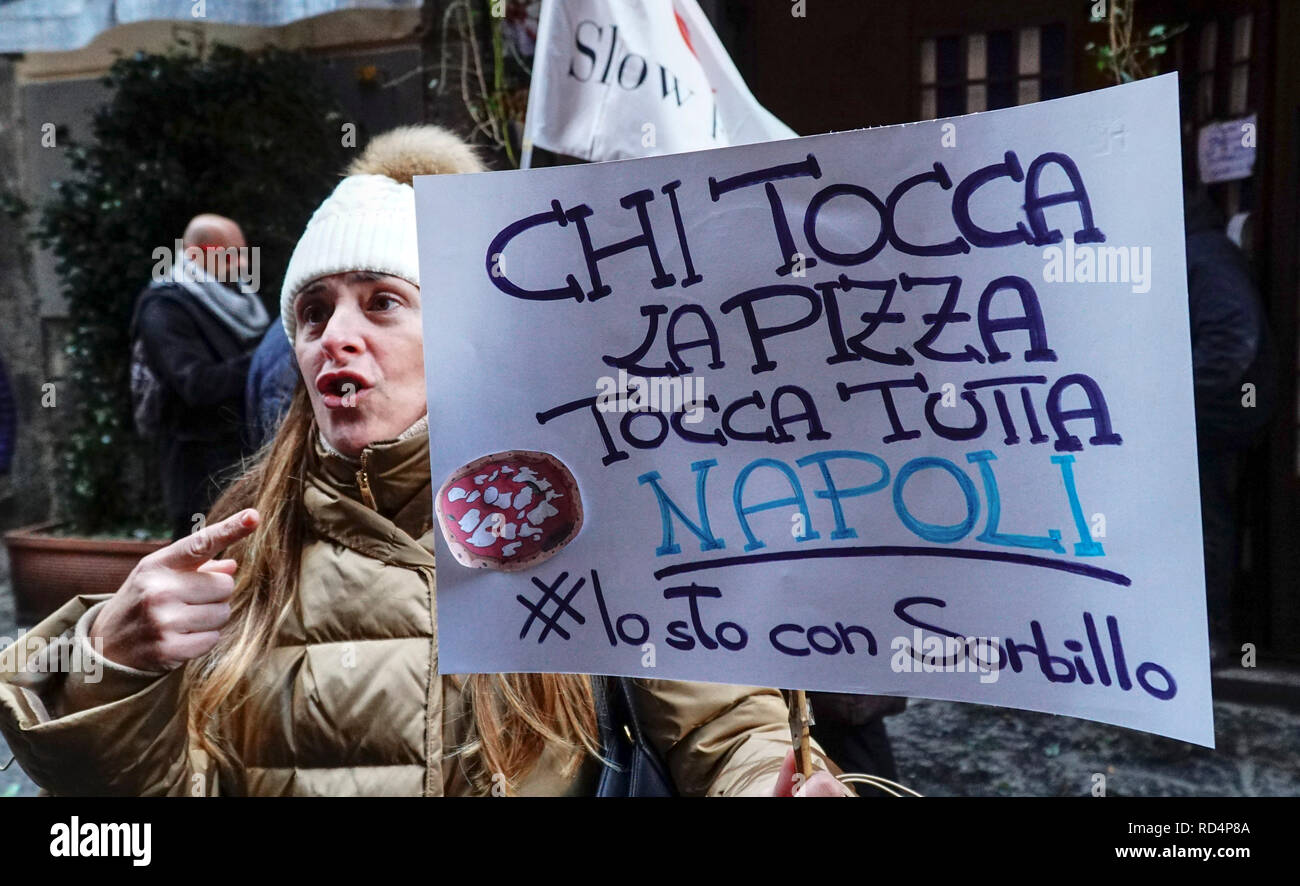 Flash Mob outside the pizzeria of Gino Sorbillo in the historic center ...