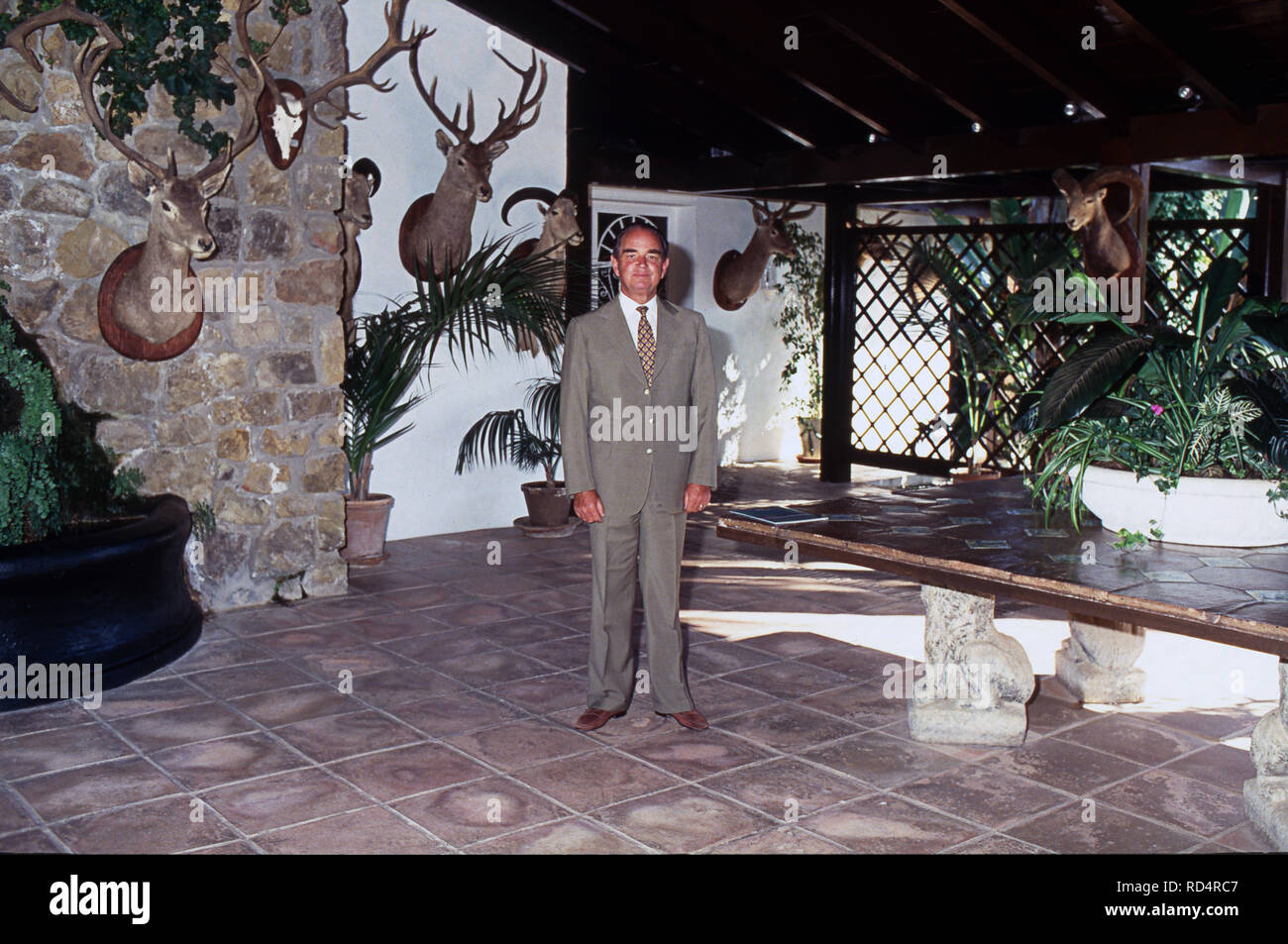 Rudolf Graf und Herr von Schönburg Glauchau auf seinem Anwesen in ...